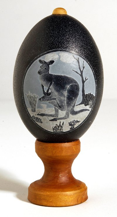 Kalti Paarti: Carved emu eggs - The Australian Museum